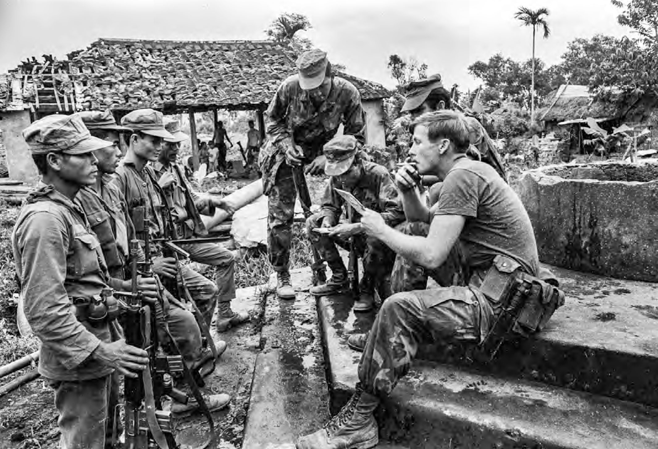 Marine Artillery In Vietnam Marines And Vietnamese Working Together